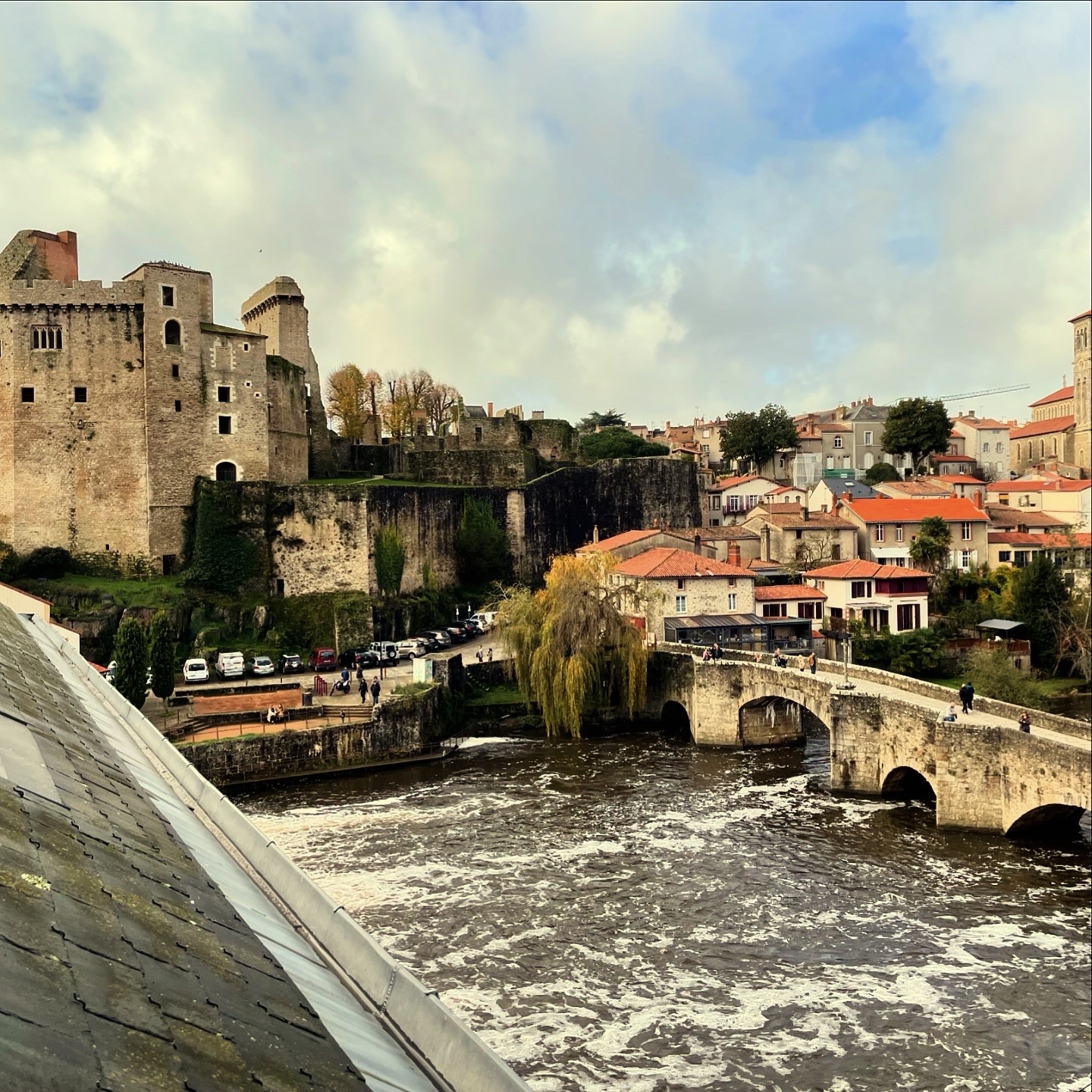 La tristeza existe – Mar Bayona | Escritora | Aroma de Letras